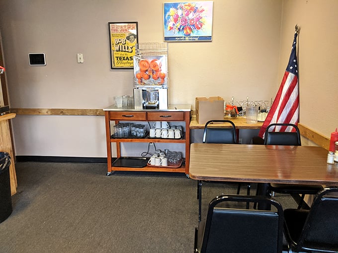 Simple furnishings, American flag on display—this corner of the restaurant feels like dining at your patriotic aunt's house on Sunday morning.