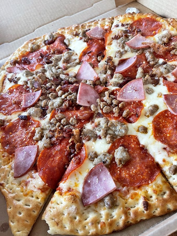 Yes, a seafood joint that serves pizza! Because sometimes someone in your group just doesn't get the whole "ocean-to-table" concept.