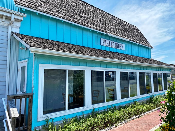 That turquoise exterior isn't just eye-catching—it's a coastal siren song beckoning hungry travelers to drop anchor and feast.