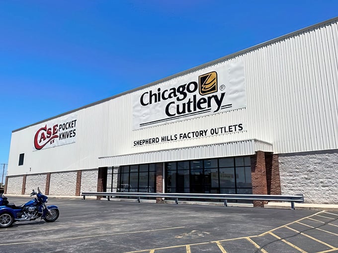 The unassuming exterior of Shepherd Hills Factory Outlets houses a treasure trove of bargains that would make even the most seasoned shopper's heart skip a beat.
