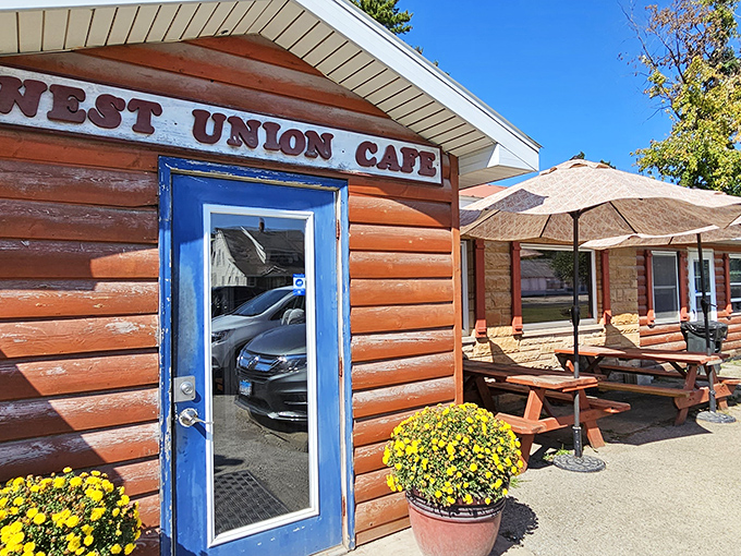 The rustic log cabin exterior of West Union Café promises homestyle cooking that your grandmother would approve of—if your grandmother was secretly a culinary genius.