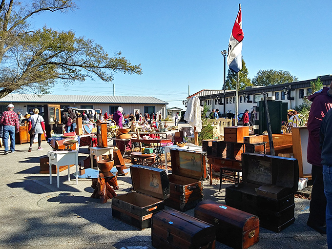 Early birds catch the deals! Vendors set up before dawn, creating a treasure hunter's paradise of pop-up shops and unexpected finds.