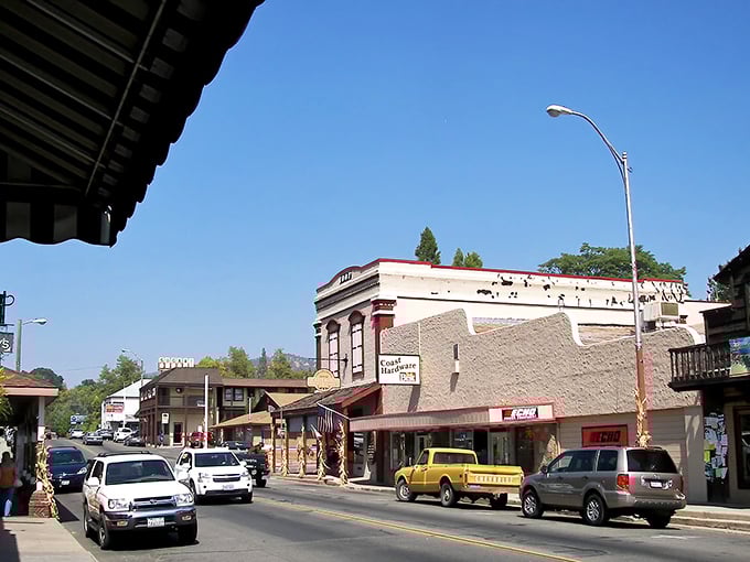 Main Street Mariposa, where the only traffic jam might be two locals stopping to chat in the middle of the road. Small-town charm at its finest.