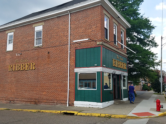 The Scioto Ribber stands proudly in Portsmouth, its brick-and-green exterior and waving flag promising carnivorous delights that have made it an Ohio legend.