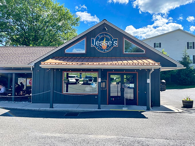 The unassuming exterior of Jesse's might not scream "food paradise," but that smoky aroma wafting through the parking lot tells the real story.