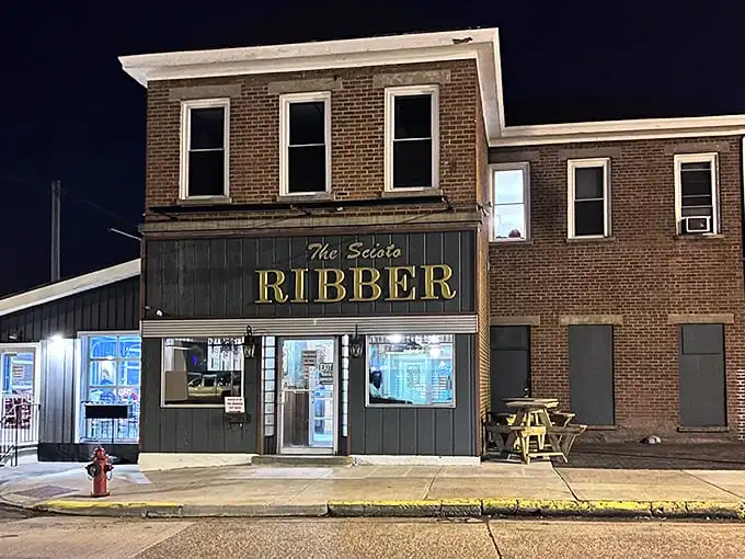 The unassuming exterior of Scioto Ribber stands like a culinary secret hiding in plain sight. This Portsmouth treasure isn't shouting for attention—it lets its steaks do the talking.