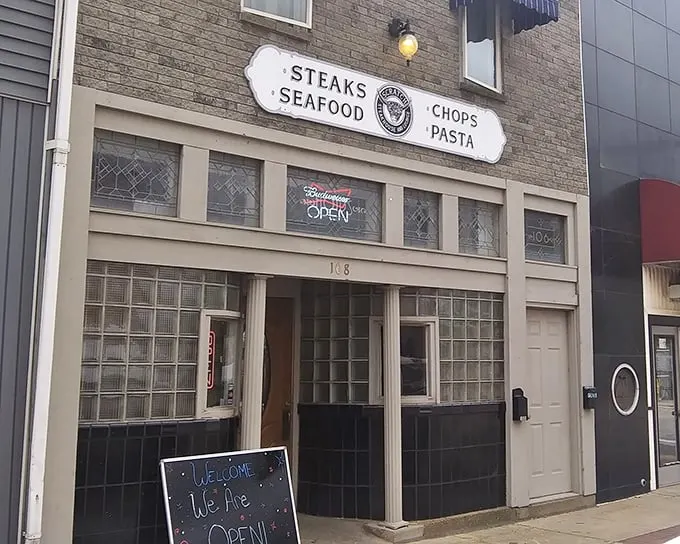 The unassuming brick façade of Scratch Steakhouse hides culinary treasures within – like finding a diamond mine disguised as a hardware store.