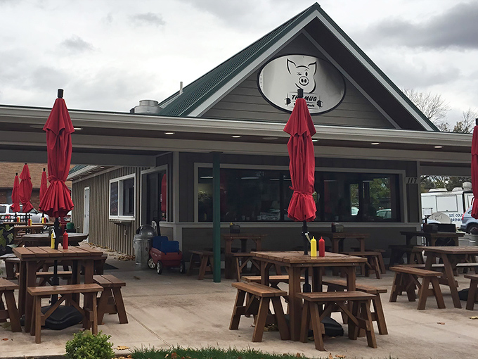 The Mug's charming exterior with its smiling pig logo promises what every food pilgrim seeks: honest food served with Midwestern hospitality.