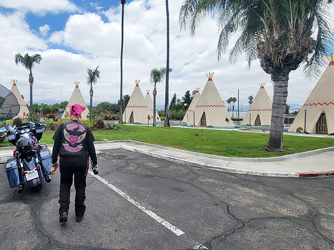 Classic cars and concrete teepees create the perfect Instagram moment that screams vintage Americana