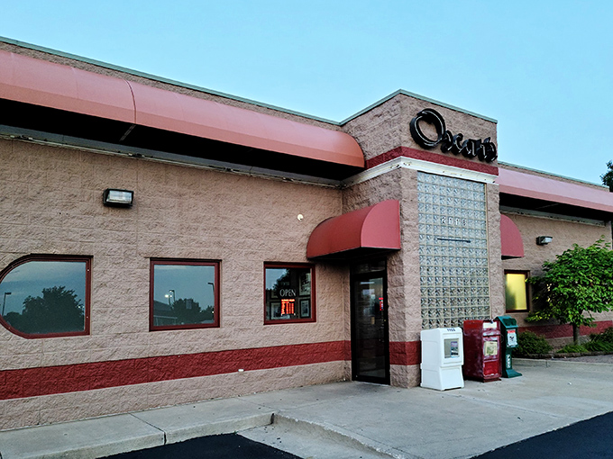 Oscar's exterior doesn't need neon fireworks to announce its greatness—that tan and burgundy building quietly promises breakfast nirvana awaits inside.