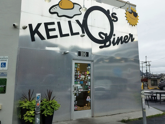 The unassuming exterior of Kelly O's Diner might not scream "culinary destination," but that sunny-side-up egg logo knows what's up. Pittsburgh's breakfast faithful certainly do.