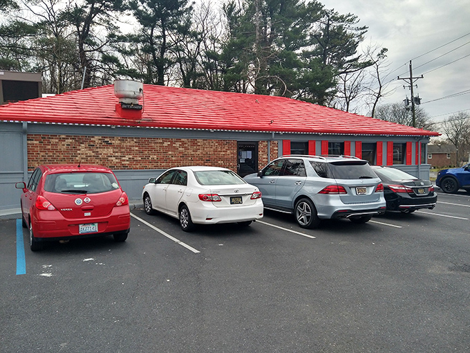 That iconic red roof isn't just eye-catching—it's a beacon of breakfast hope for hungry Delawareans seeking their morning salvation.