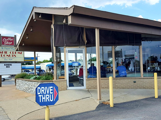This unassuming storefront holds more magic than a Vegas show – pure donut wizardry awaits inside.