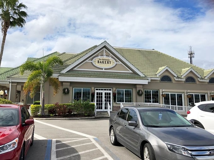 Where palm trees meet Amish tradition—Der Dutchman's exterior blends seamlessly into Sarasota's landscape while promising comfort food that transcends geography.