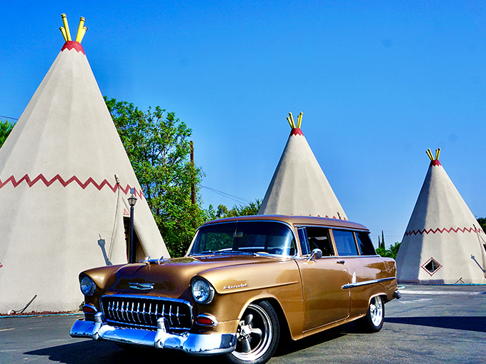 Classic cars and concrete teepees create the perfect Instagram moment that screams vintage Americana