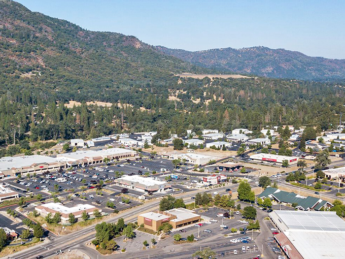 Oakhurst spreads across the foothills like a comfortable retirement dream made manifest in affordable reality. 