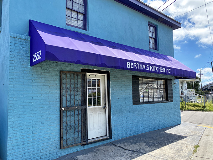 That unmistakable turquoise exterior isn't just eye-catching—it's a beacon for soul food pilgrims seeking culinary salvation in North Charleston.
