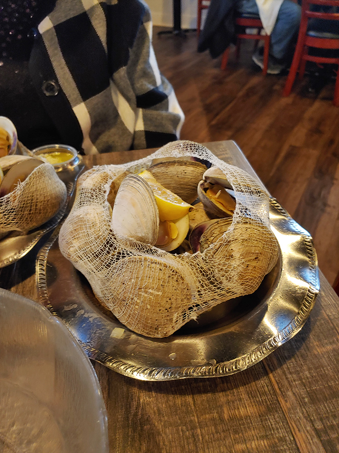 Baked clams in their mesh presentation bag – because even shellfish deserve to make a dramatic, Instagram-worthy entrance here.