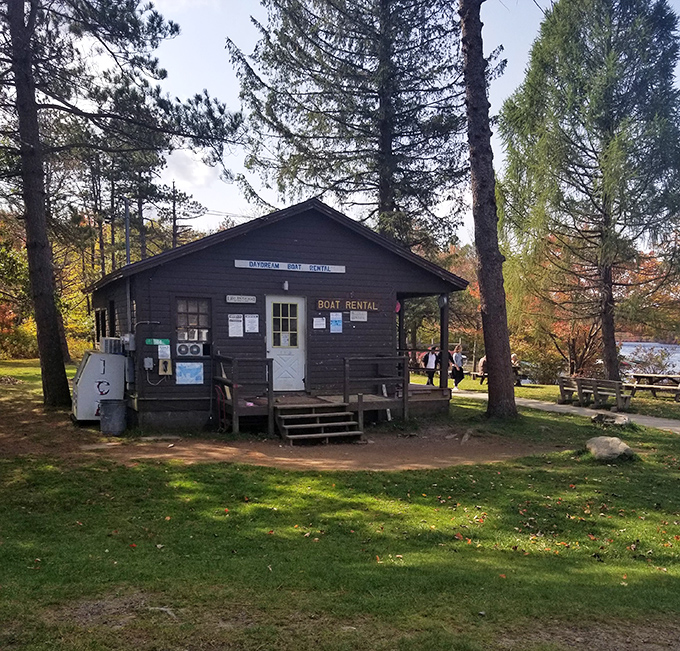 This unassuming cabin holds the keys to aquatic adventure. Boat rentals: where Pennsylvania vacation memories begin their journey.