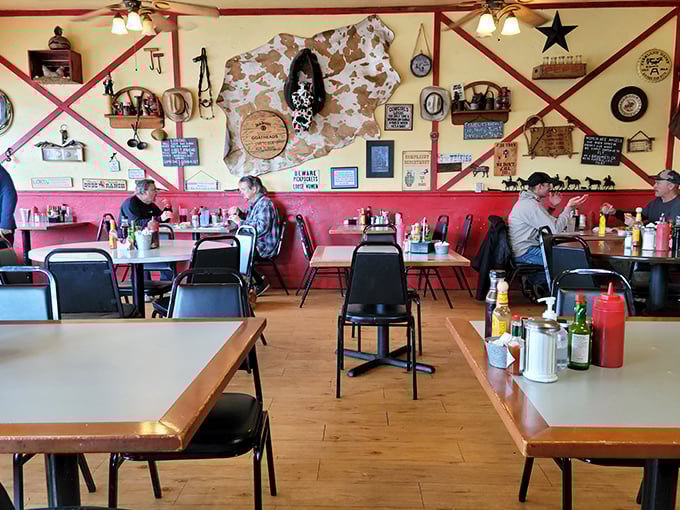 Where locals gather to swap stories over coffee and hearty plates, beneath cow-print decor that reminds you this is genuine cattle country.