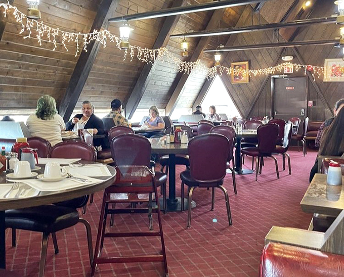 The true measure of a great diner? Regular folks enjoying extraordinary food. These diners aren't just eating—they're participating in a Fremont tradition.