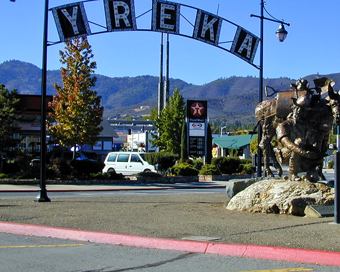 Another angle on Yreka's welcoming arch, complete with miner sculpture—because when your town began with a gold rush, you lean into the theme.