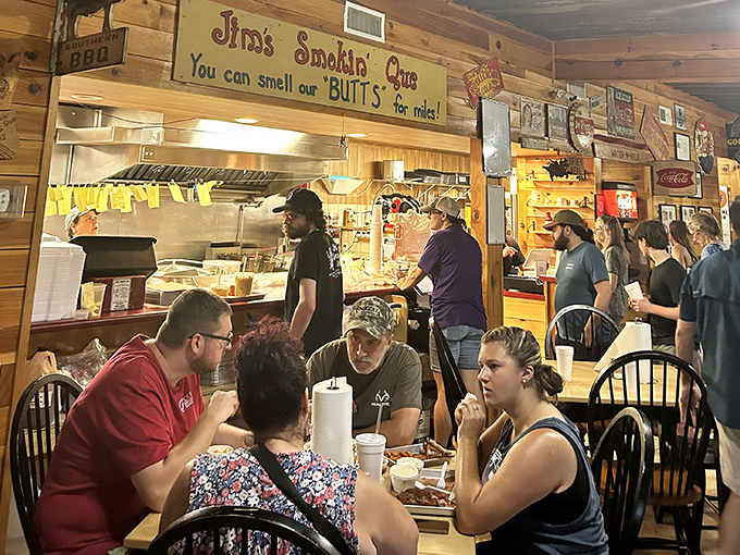 The sign says it all—you can indeed smell these butts for miles. Happy diners experiencing meat nirvana in its natural habitat.