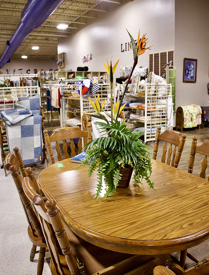 This dining set, complete with artificial greenery, silently begs the question: "Wouldn't your family look charming gathered around me for Sunday dinner?"