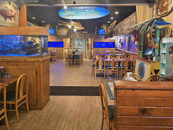 Wooden booths, fish-themed décor, and enough nautical touches to remind you why you're here—without feeling like you're dining inside a fishing net.
