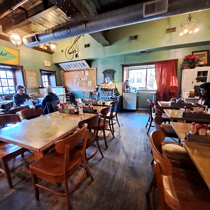 Wooden tables, exposed beams, and mint walls create that rare atmosphere—somewhere between your grandmother's kitchen and the coolest diner in town.
