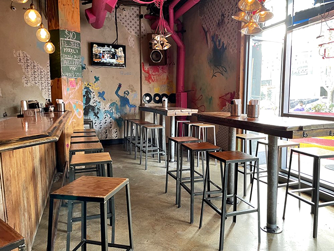 Industrial meets artistic in this high-top haven – pink pipes and wooden accents create a space where hipsters and families find common ground.