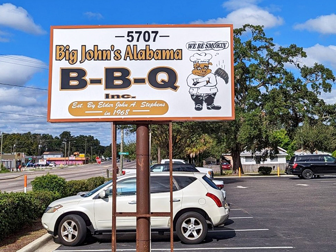 The sign promises they're "smokin'" – perhaps the most honest advertising in all of Florida. No false claims detected.