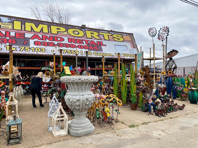First Monday Trade Days' outdoor displays showcase Texas-sized garden art. Your lawn could use that metal rooster, admit it!