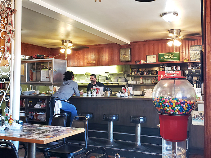 The counter – where solo diners find community, regulars hold court, and newcomers get the unfiltered local scoop with their coffee.