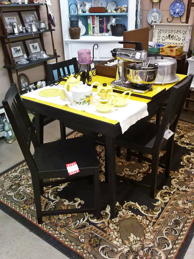 A dining scene straight from a 1950s domestic dream – just add family, meatloaf, and conversations about your day at the office.
