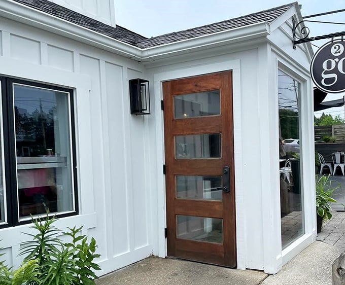 The entrance beckons with modern touches that honor classic diner traditions in perfect harmony together.