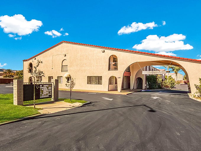 This Spanish-influenced motel architecture is quintessential California roadside Americana – Howard Johnson's got nothing on this terracotta-roofed beauty.