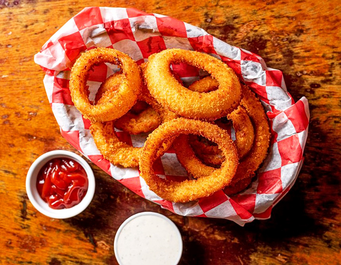 Onion rings with the perfect crunch-to-squish ratio – the kind that make you temporarily forget that vegetables are supposed to be good for you.