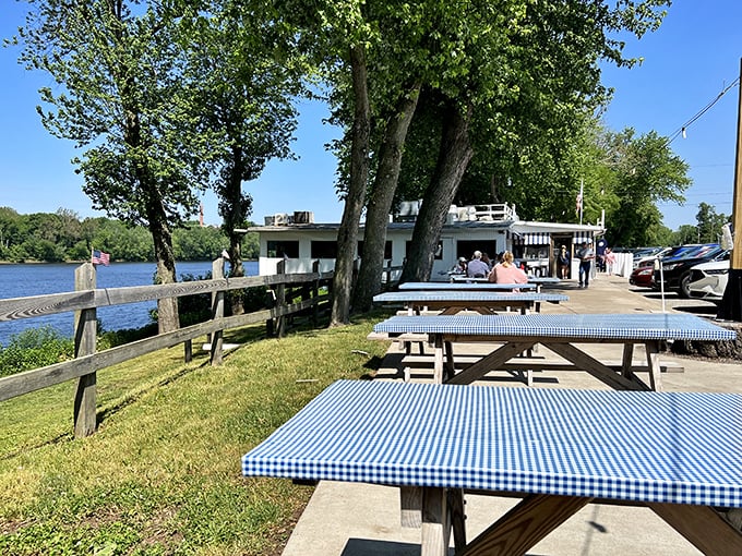 Blue-checked tablecloths under Pennsylvania skies – where every meal comes with a side of tranquility and river views.