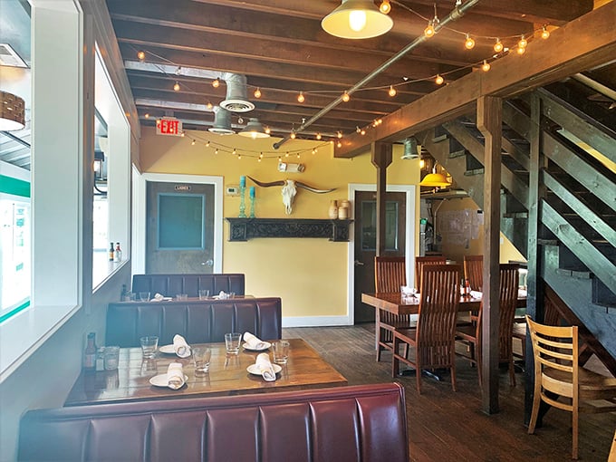 Wooden beams, string lights, and cozy booths create that rare atmosphere where you instantly feel like a regular.