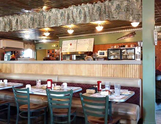 Booths designed for lingering conversations and tables ready for serious eating business—the battlefield where hunger meets its match.