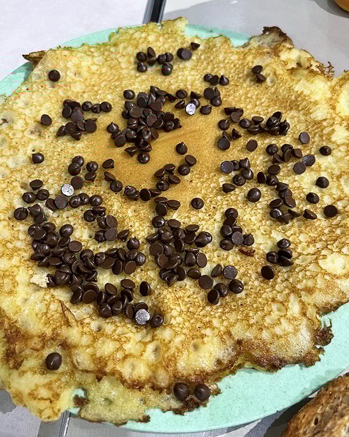 A hotcake with chocolate chips arranged in a smiley face – because breakfast should start with a wink and a nod.