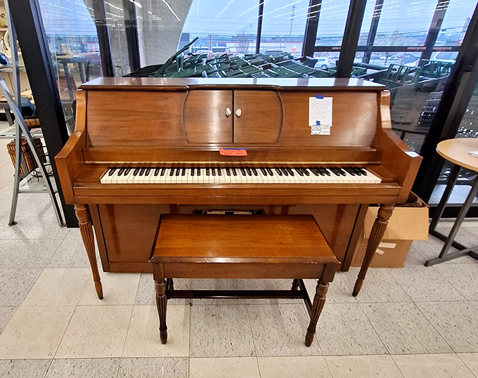This piano isn't just furniture; it's someone's musical journey waiting for its next chapter. Imagine the Chopsticks performances it's already witnessed!
