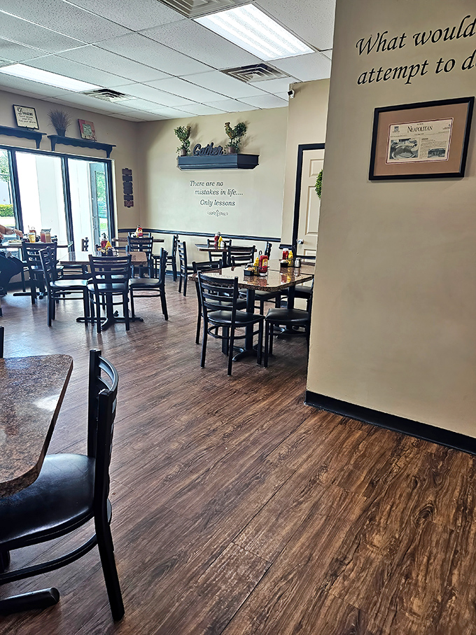 Inspirational quotes on the walls remind us "There are no mistakes in life... Only lessons" – though ordering wrong here would indeed be a mistake.