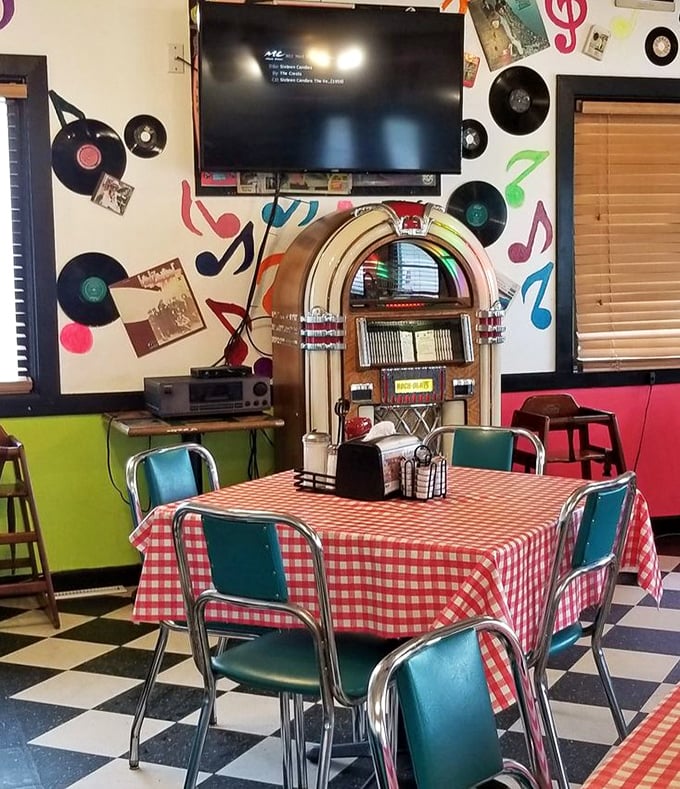 The vintage jukebox stands ready to provide the soundtrack to your meal—Elvis and milkshakes were made for each other.