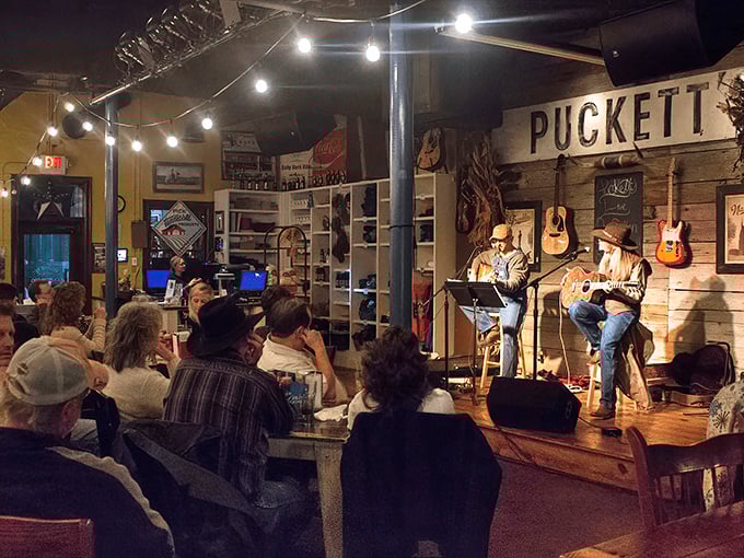 Live music and good food – a pairing as essential to Tennessee as biscuits and gravy, served up in intimate, string-lit perfection.
