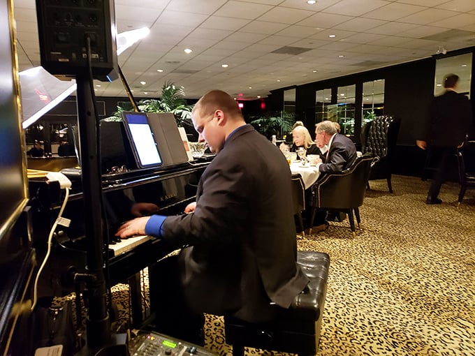 Live piano adds the perfect soundtrack to your meal—because prime rib this good deserves its own theme music.