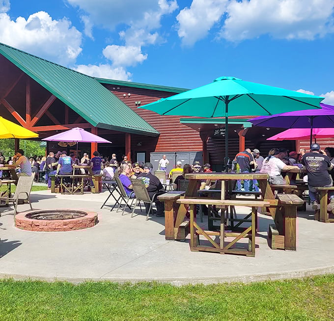 Where leather jackets meet wooden tables—the outdoor seating area proves that fresh air makes the BBQ taste even better.