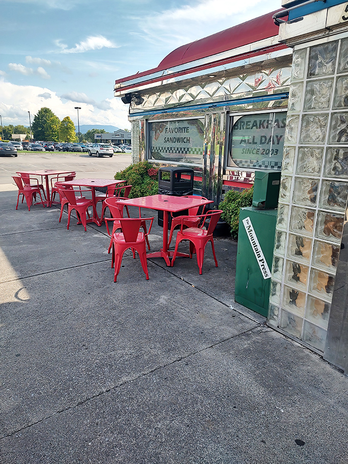 Al fresco dining, diner-style—red metal tables catching the mountain breeze while offering front-row seats to Sevierville's comings and goings.
