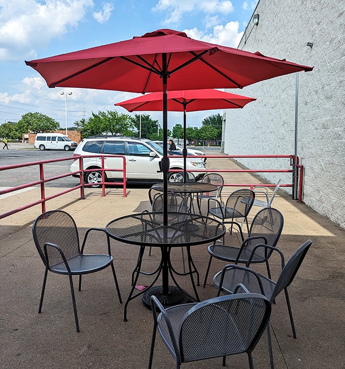 Texas sunshine and burger perfection – a match made in heaven. Those red umbrellas provide shade for serious eating business.